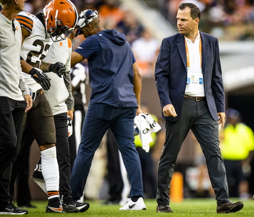 UH Chair of Orthopedics and Browns Head Team Physician Receives NFLPS Top Research Award | News